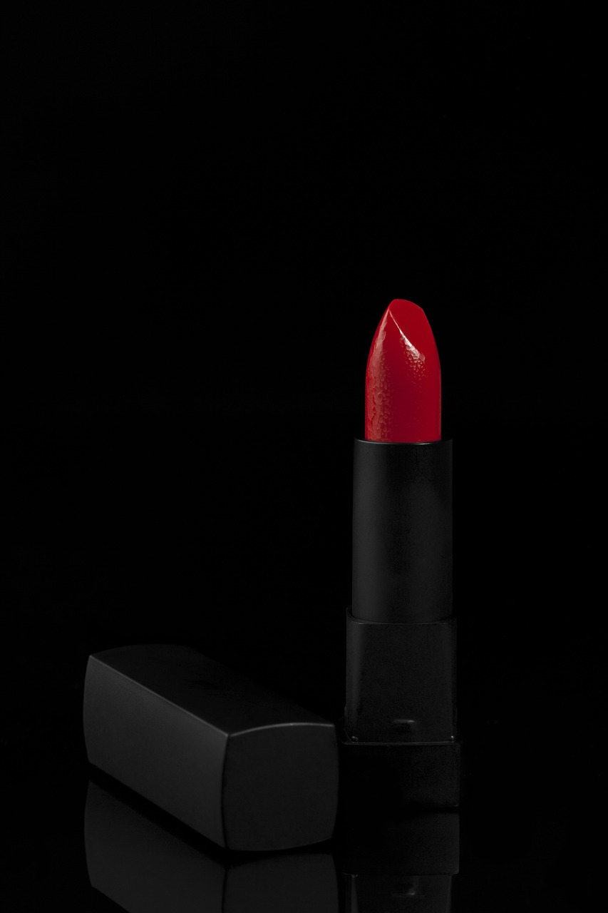 5 Classic Red Lipstick Shades and How to Use Them